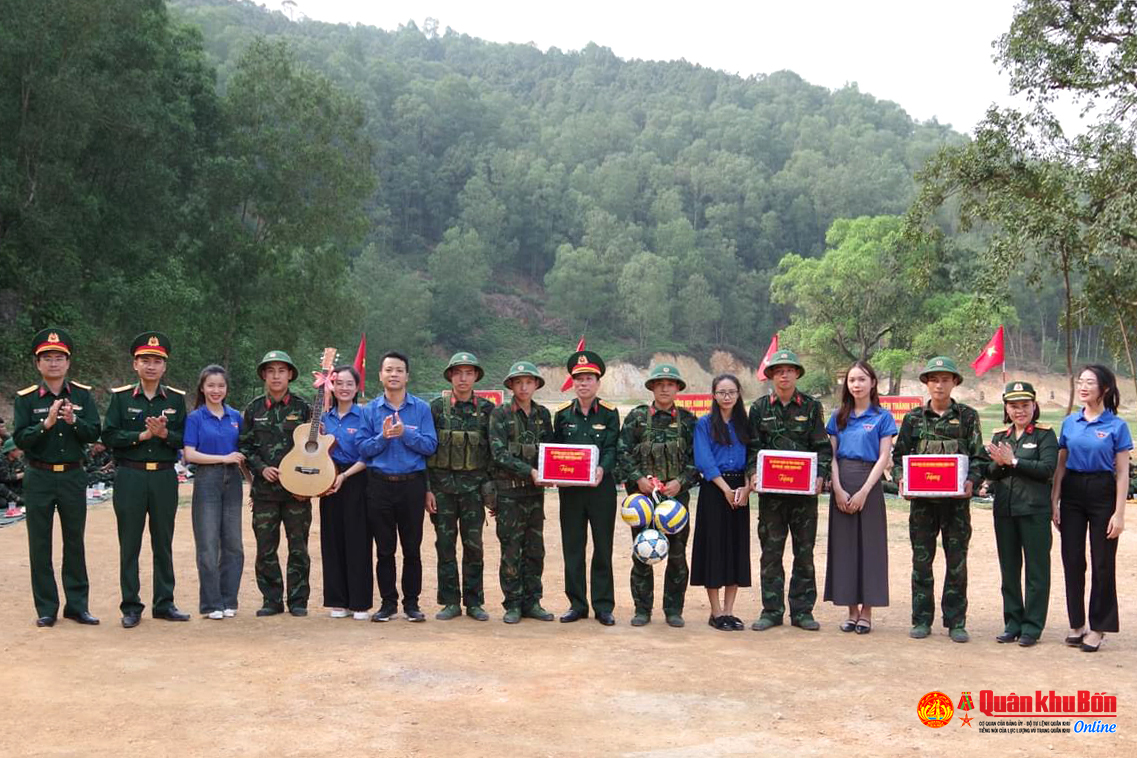 “Bát nước thao trường” ấm lòng chiến sĩ